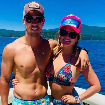Miranda Lambert kalapot és napszemüveget visel egy hajón férjével, Brendan McLoughlinnal