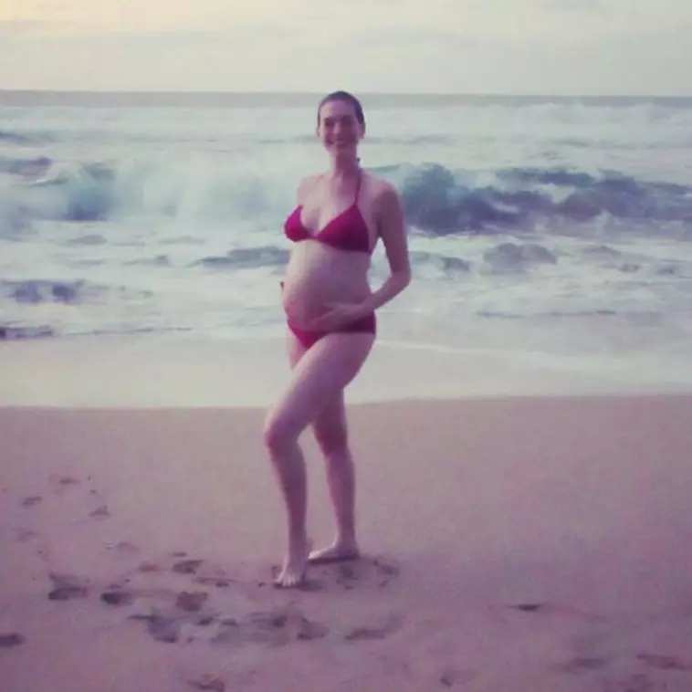 anne-hathway-gravid-bikini