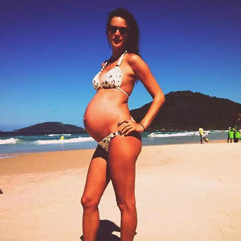 alessandra-ambrosio-gravid-bikini