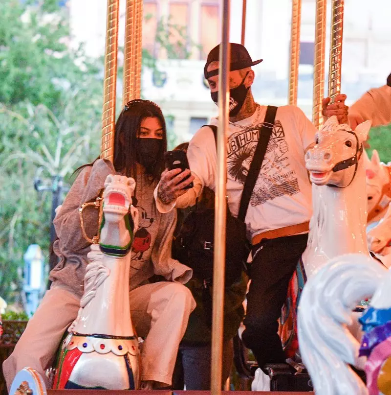 Kourtney Kardashian Travis Barker Disneyland Bersama Kanak-kanak 3