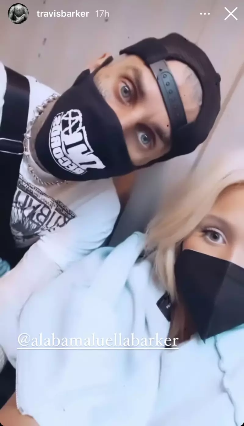 Kourtney Kardashian Travis Barker Disneyland Bersama Kanak-kanak 5