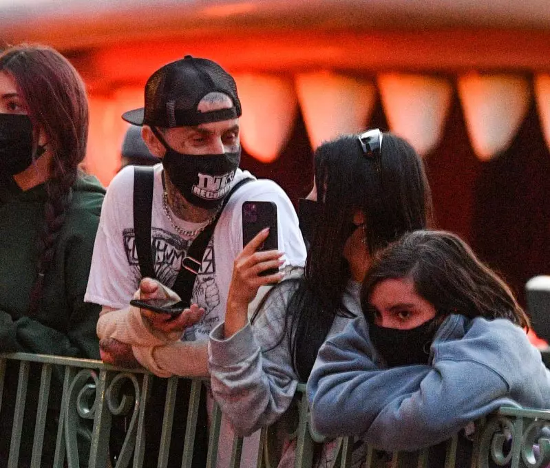 Kourtney Kardashian Travis Barker Disneyland z dziećmi 6