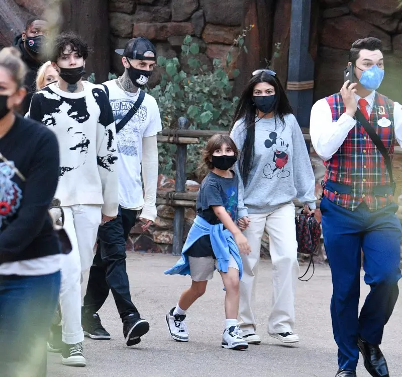 Kourtney Kardashian Travis Barker Disneyland Bersama Kanak-kanak 4