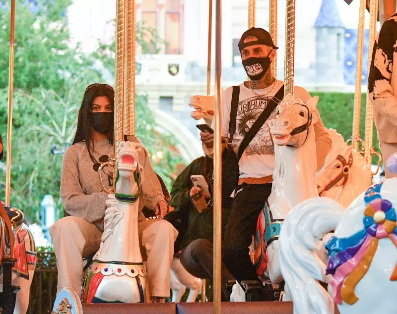 Kourtney Kardashian Travis Barker Disneyland Tare da Yara 9