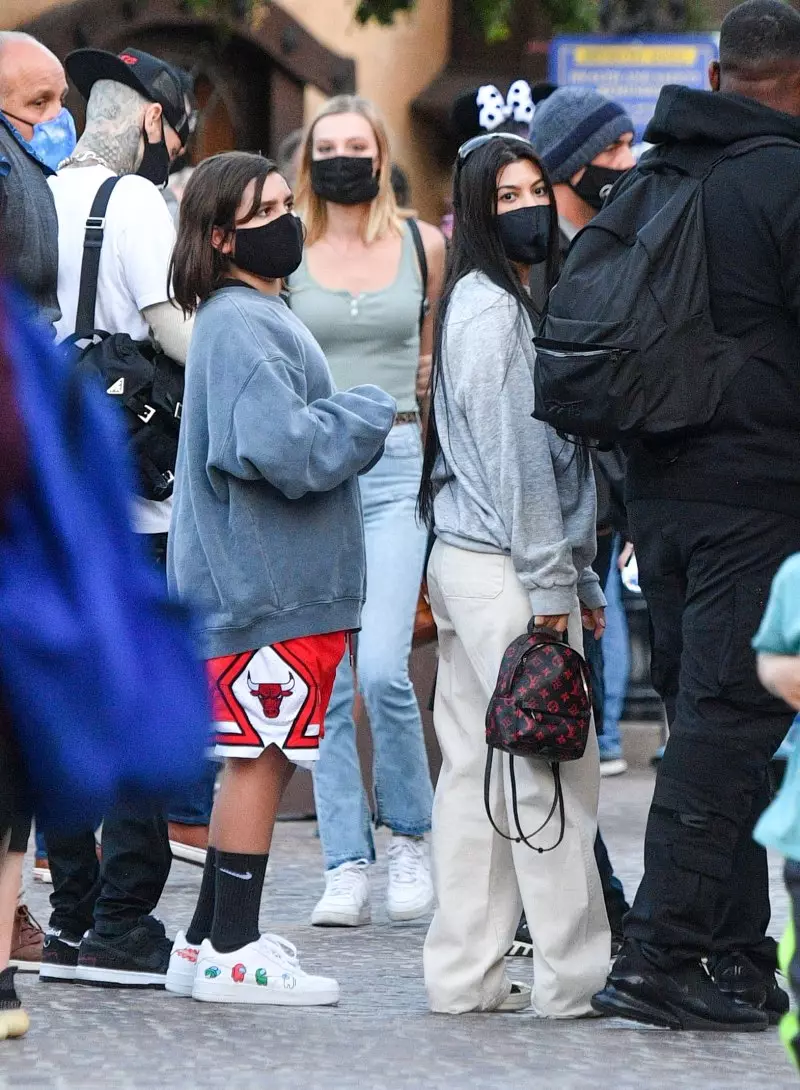 Kourtney Kardashian Travis Barker Disneyland lasten kanssa 2