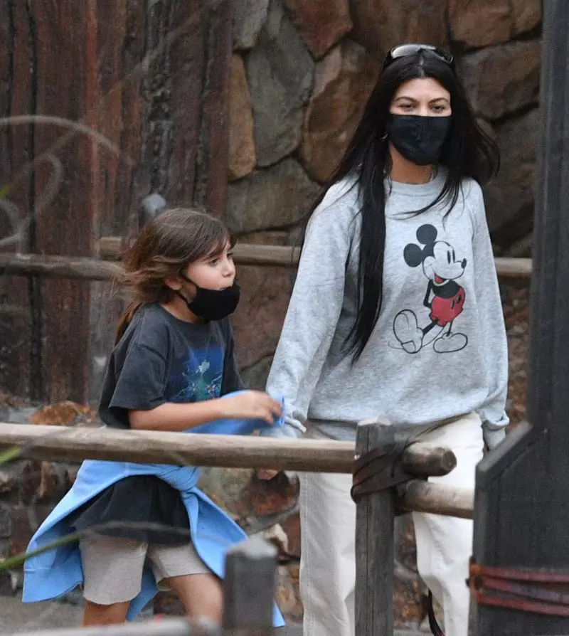 Kourtney Kardashian Travis Barker Disneyland Miaraka amin'ny Ankizy