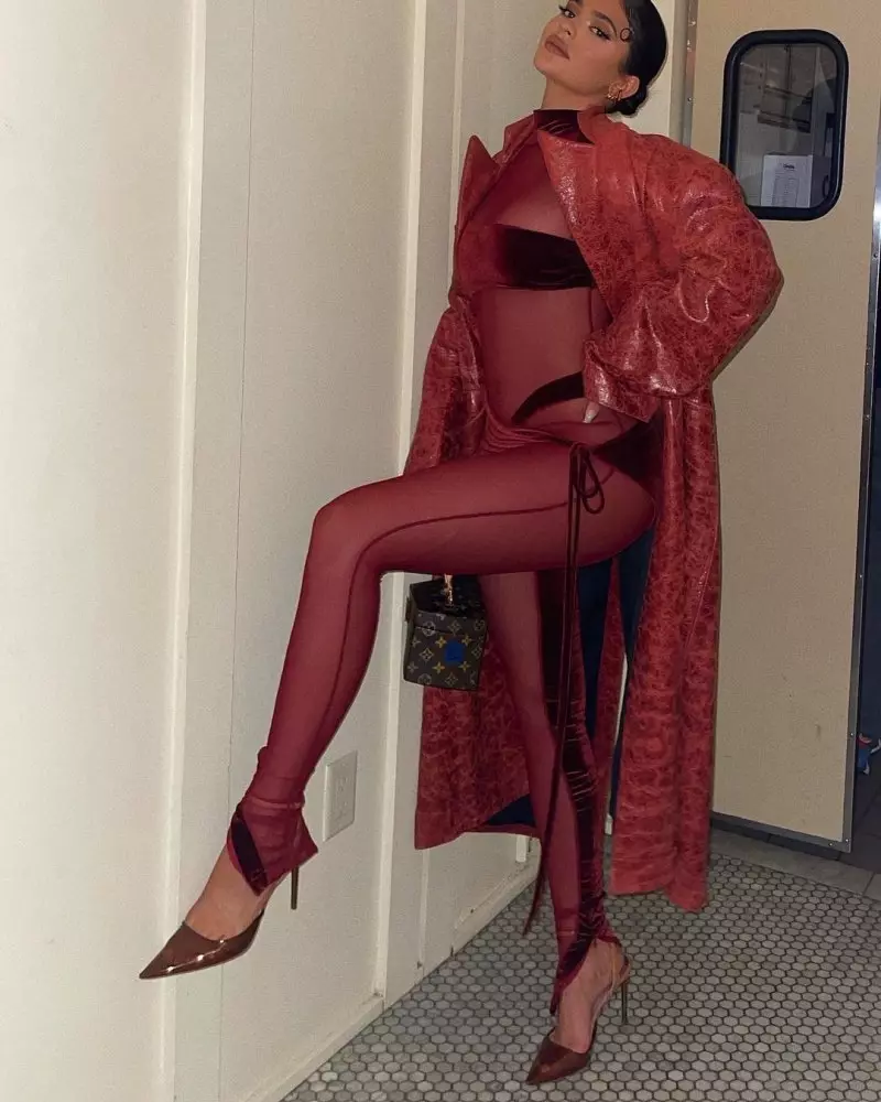 Червоний оксамитовий вбрання Кайлі Дженнер Найгарячіші фото Кардашьян 2021 року