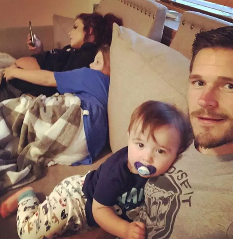 Excesso de fofura! Estrela de 'Teen Mom 2', Chelsea Houska compartilha foto de família emocionante