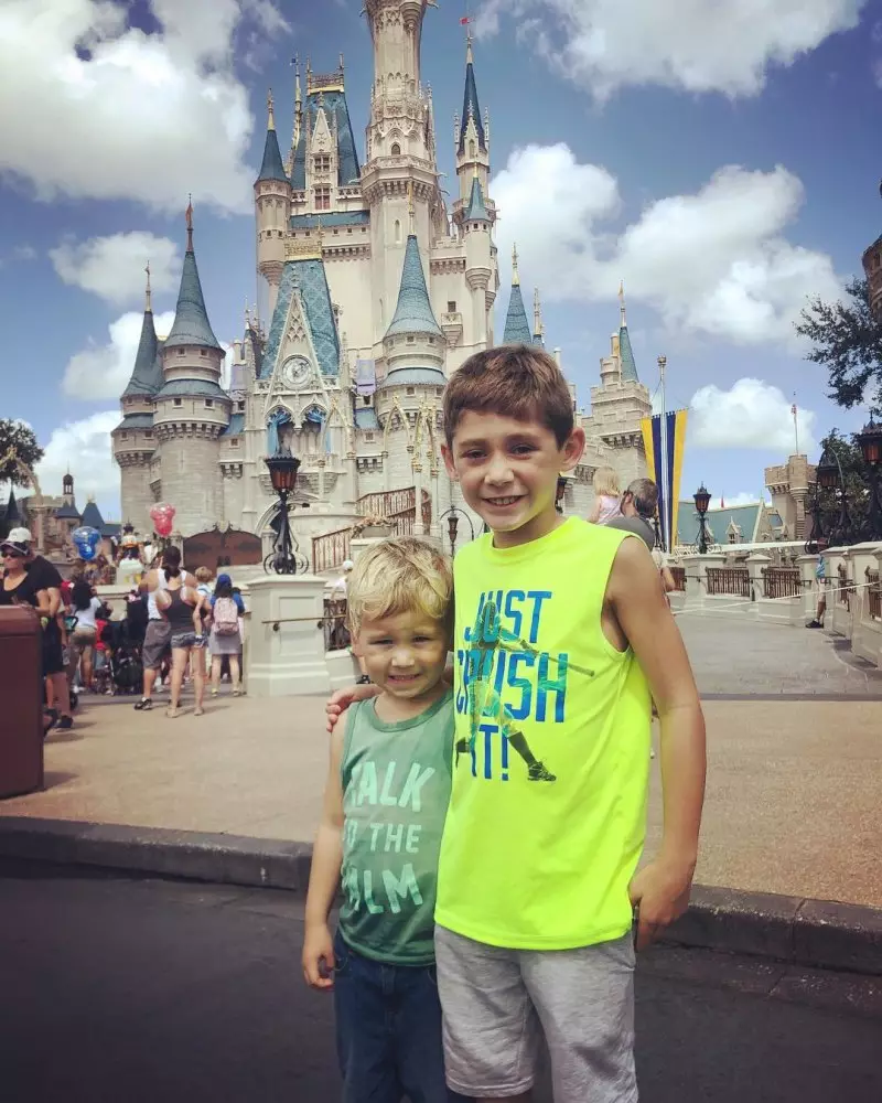 Jace und Kaiser, die Söhne von Jenelle Evans, lächeln in Disneyland