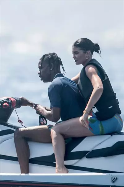 Kylie Jenner, Sofia Richie, Travis Scott, Scott Disick & Kris Jenner Nagbakasyon sa Italian Coast