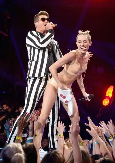 Miley Cyrus di VMA-yên 2013-an de li ser Robin Thicke dikişîne