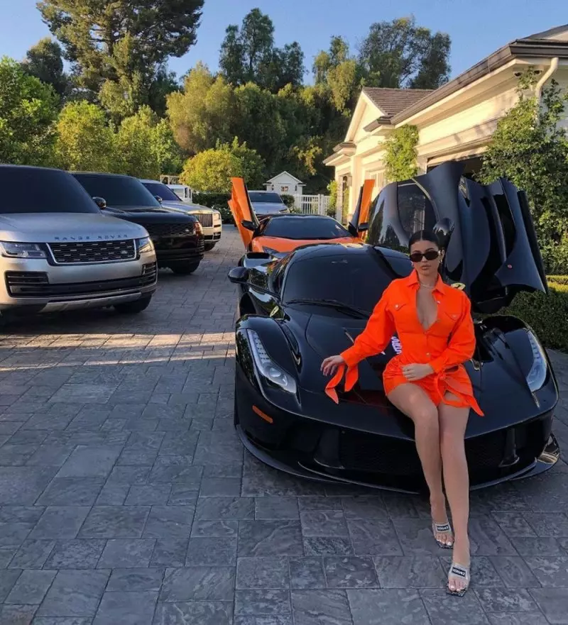 Nyob zoo li Royalty! Coj ncig saib Kylie Jenner's Gorgeous California Mansion