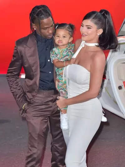 Travis Scott dan Kylie Jenner Memegang Stormi Webster Semasa Tayangan Perdana Netflix