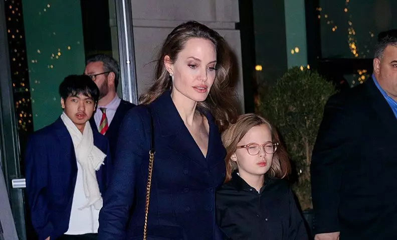 Kõik täiskasvanud! Angelina Jolie astub NYC-s oma 6 lapsega filmiõhtule