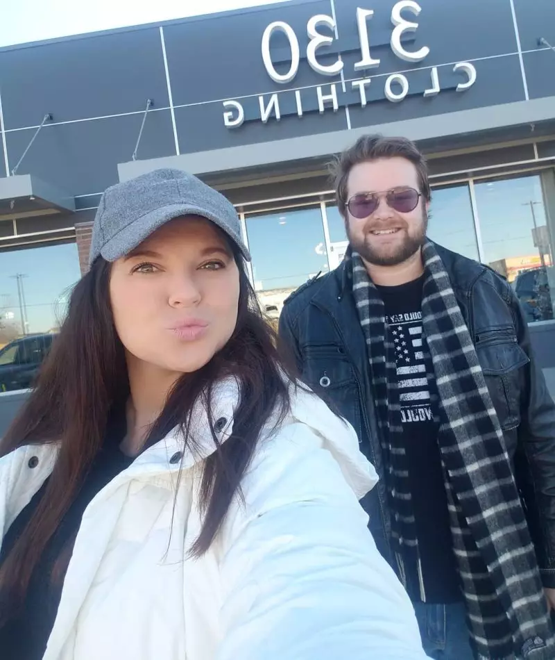 Amy Duggar e Dillon King tiram selfie na frente da loja