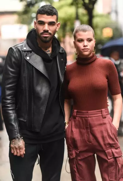 Sofia Richie gesztenyebarna ruhát visel Miles Richie testvérrel, fekete bőrdzsekiben