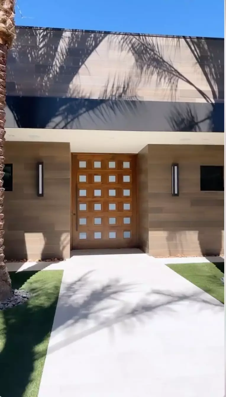 Kourtney Kardashian Palm Springs mājas durvis