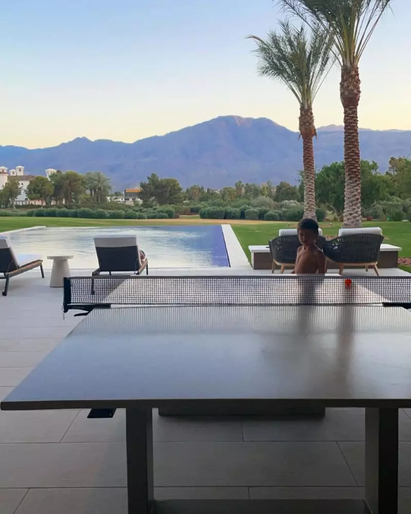 Huelt en Tour vum Kourtney Kardashian sengem Multimillion-Dollar Palm Springs Heem - Schlofkummer, Haff a méi!