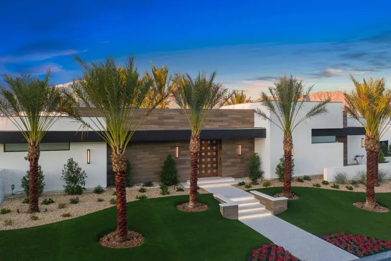 Fes un recorregut per la casa multimilionària de Palm Springs de Kourtney Kardashian: dormitori, pati del darrere i molt més!
