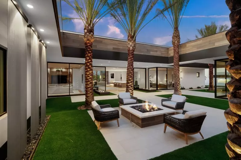 Gaa njem nke Kourtney Kardashian's Multimillion-Dollar Palm Springs Home - ime ụlọ, azụ azụ na ndị ọzọ!