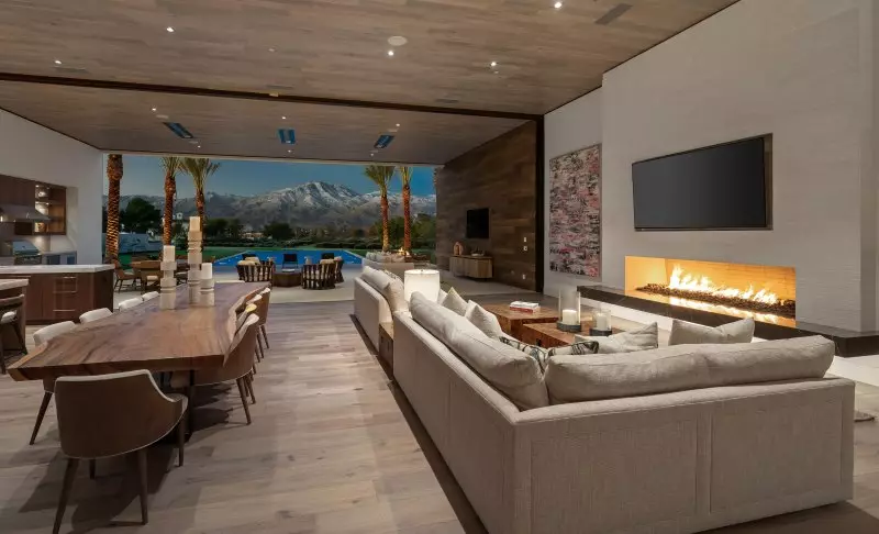 Ɗauki Balaguron Gida na Multimillion-Dollar Palm Springs Kourtney Kardashian - Bedroom, Backyard and More!