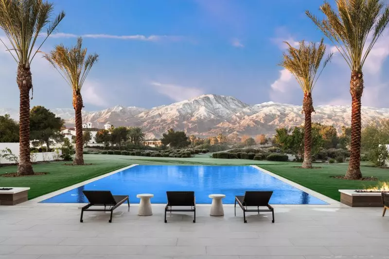 Gaa njem nke Kourtney Kardashian's Multimillion-Dollar Palm Springs Home - ime ụlọ, azụ azụ na ndị ọzọ!