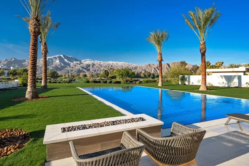 Ɗauki Balaguron Gida na Multimillion-Dollar Palm Springs Kourtney Kardashian - Bedroom, Backyard and More!