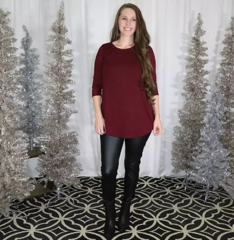 Jill Duggar modelliert Lederleggings für Amy Duggar