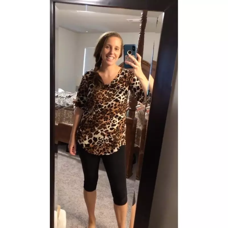 Jill Duggar dra gekorte leggings en luiperddruk-top