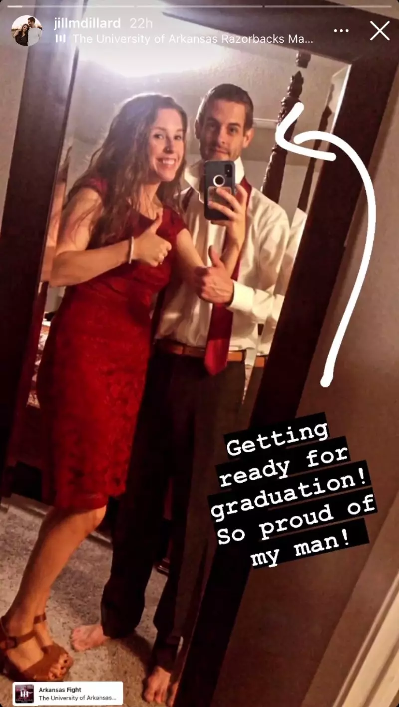 Jill Duggar trägt ein sexy rotes Kleid zu Derick Dillards Abschluss an der juristischen Fakultät