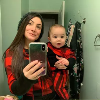 Deena Cortese portant une chemise à carreaux avec son fils CJ