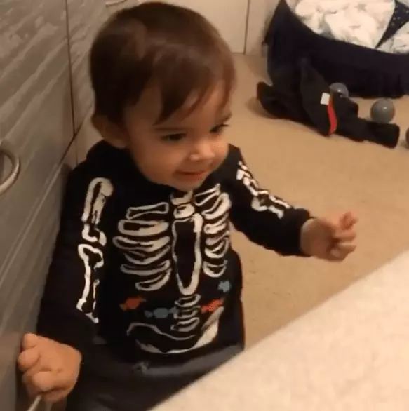 javijev otrok oblečen v majhen kostum skeleta