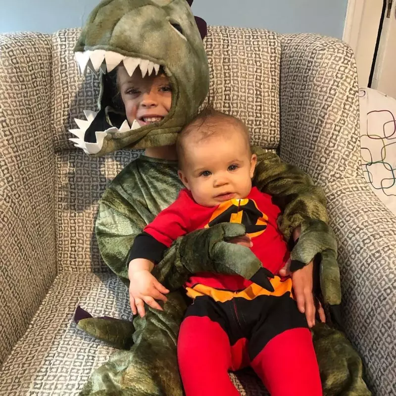 nova baltierra in njena sestrica, oblečena v dinozavra in neverjetnega otroka za noč čarovnic