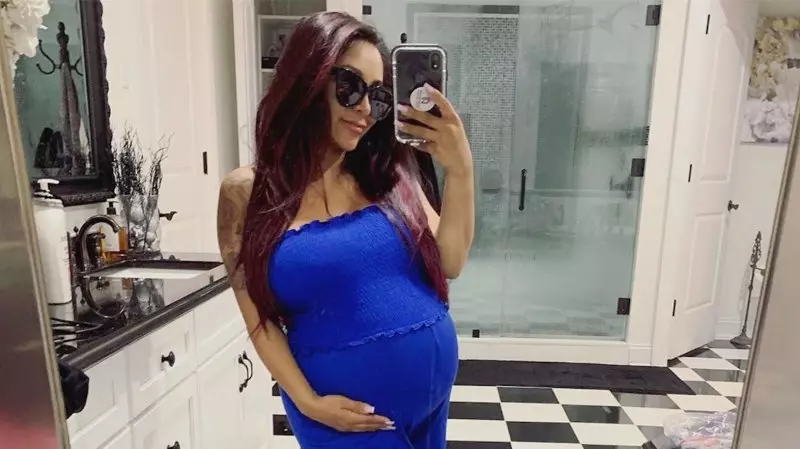 Nicole 'Snooki' Polizzi í bláum búningi og tekur Selfie