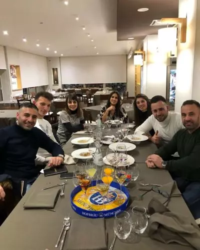 Joe Giudice di estrema destra seduto a tavola con gli amici in Italia