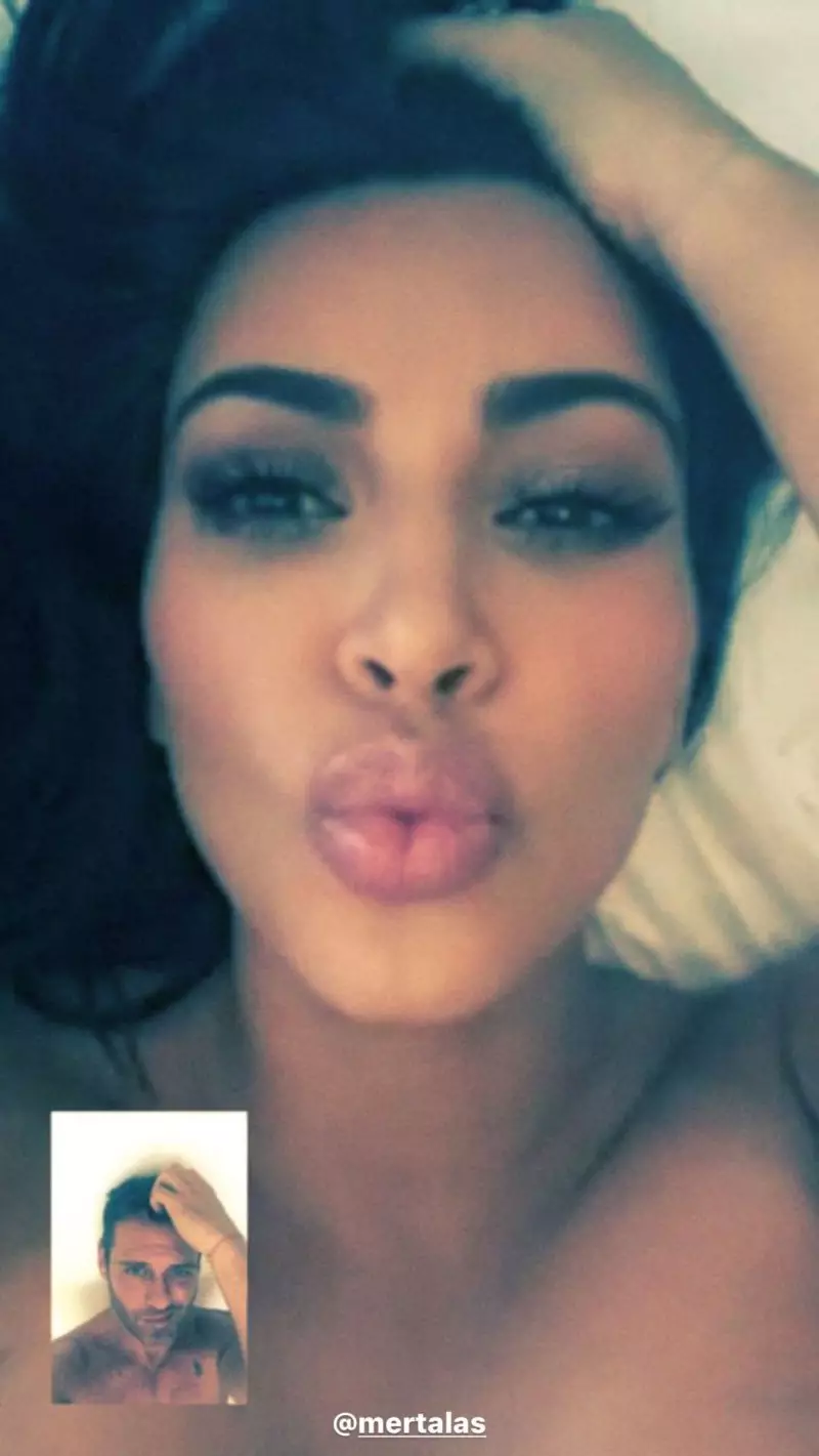 Kim Kardashian posa de topless na cama em meio ao drama de Kanye West: foto