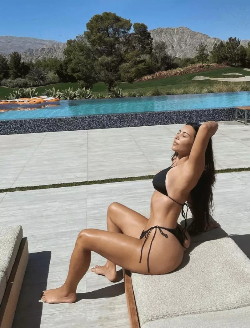 Kim Kardashian Poto Seksi Ditengah Kanye West Cerai 6
