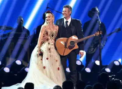 Blake Shelton op het podium met Gwen Stefani bij de Grammy's van 2020