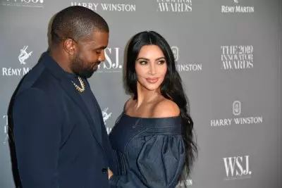 Kim Kardashian agus Kanye West ag caitheamh Feistis Meaitseála