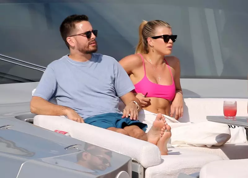 Naanị: Model Sofia Richie yi uwe elu bikini pink na-ekpo ọkụ ka ọ na-ezu ike na ụgbọ mmiri ya na enyi nwoke Scott Disick na Miami na ihe nkiri ụgbọ mmiri Miami.