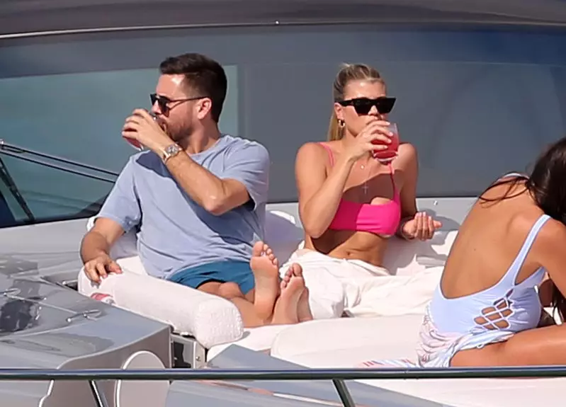 EXCLUSIVE: Umunyamideli Sofia Richie yambaye hejuru ya bikini ishyushye hejuru ubwo aruhuka kuri yacht hamwe numukunzi Scott Disick i Miami muri miach yacht show