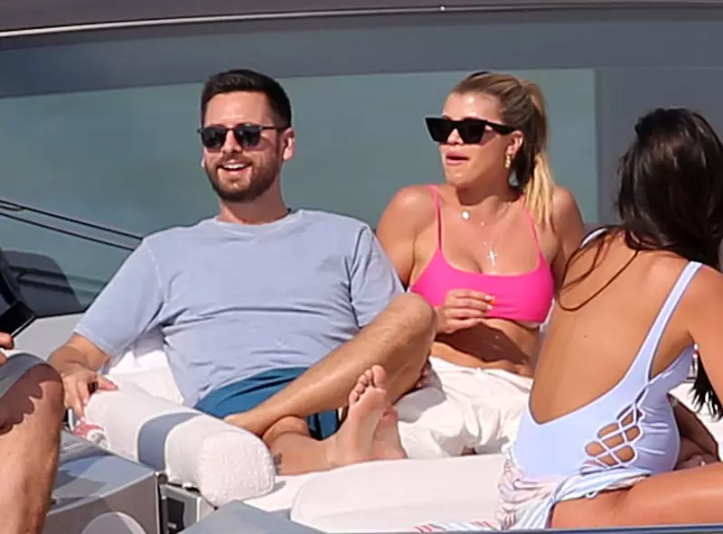 EXCLUSIF: Modèl Sofia Richie mete yon tèt bikini woz pandan l ap detann sou yon yatch ak konpayon Scott Disick nan Miami nan Miami Yacht Show.