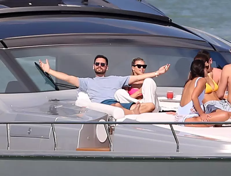 EXCLUSIF: Modèl Sofia Richie mete yon tèt bikini woz pandan l ap detann sou yon yatch ak konpayon Scott Disick nan Miami nan Miami Yacht Show.