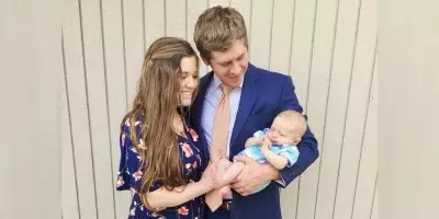 Joy-Anna Duggar ve Austin Forsyth'in oğlu Gideon ile aile fotoğrafı