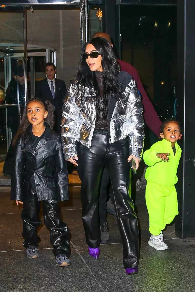 Kim Kardashian nosi sunčane naočale sa Saint West i North West u NYC-u