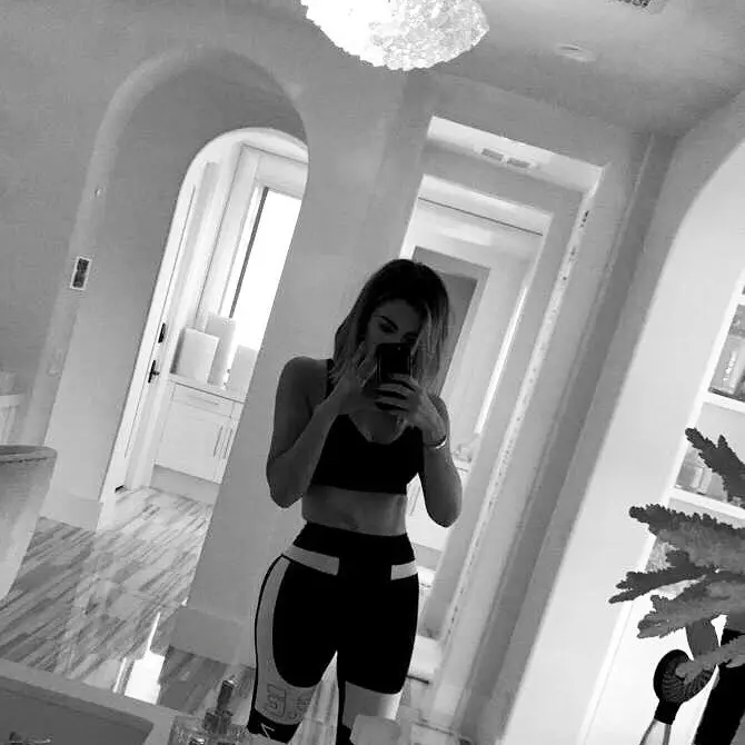 Khloe Kardashian fent una foto de mirall