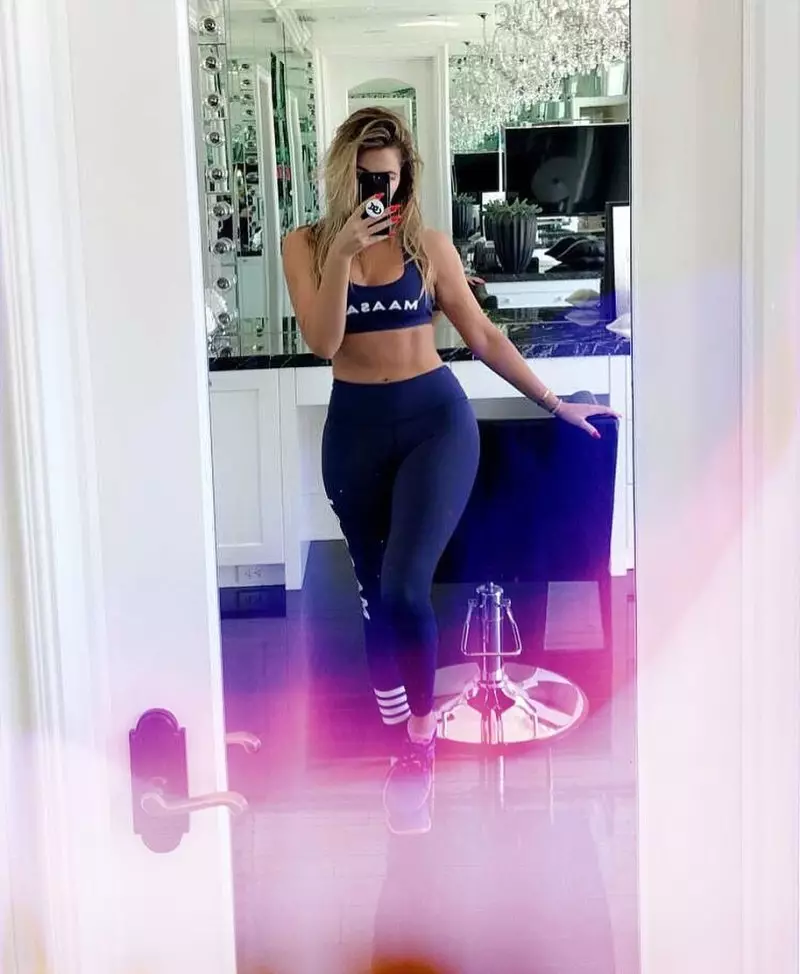 Khloe Kardashian-ek ispiluaren selfie bat hartzen