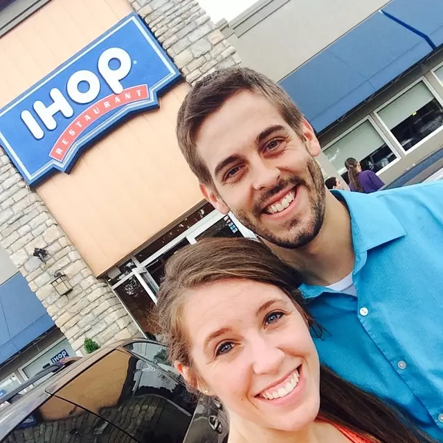 Jill Dan Derick Mengiklankan IHOP