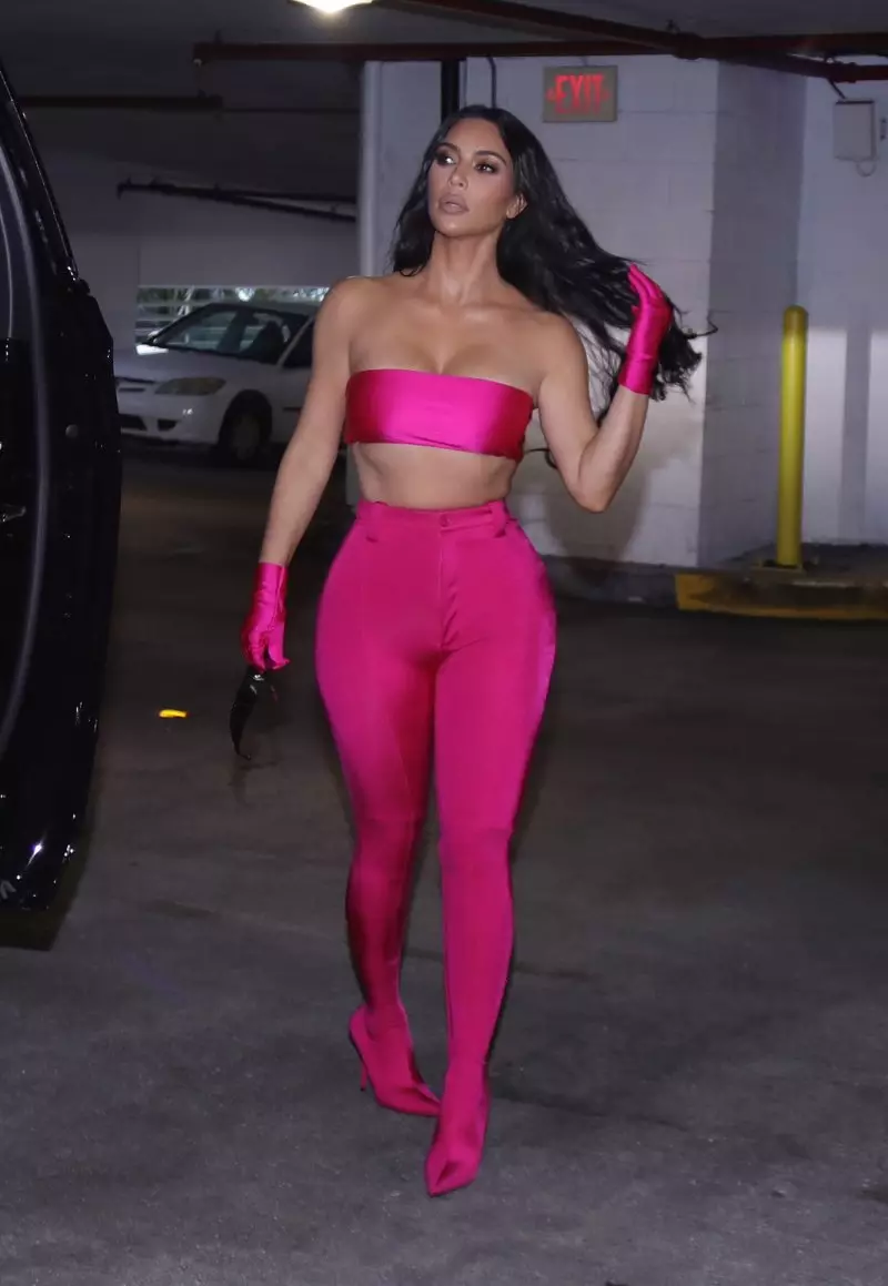 Kim Kardashian sizzles nan cho woz Crop Top, po-sere pantalon nan Skims Miami Launch Party