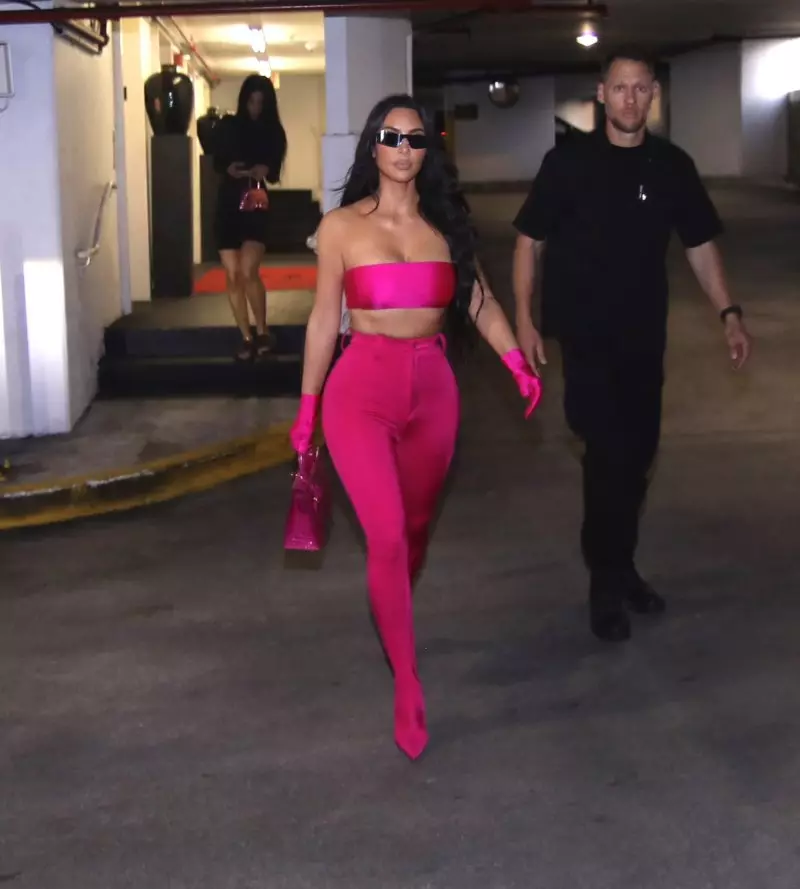 Kim Kardashian sysser i varm rosa crop-topp, hudtrange bukser på Skims Miami Launch Party